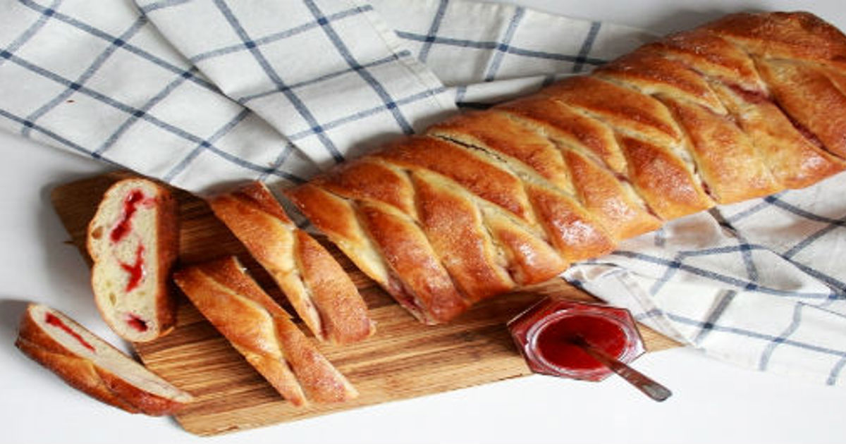Braided Bread with Strawberry and Cream Cheese Filling | Arla Foods ...